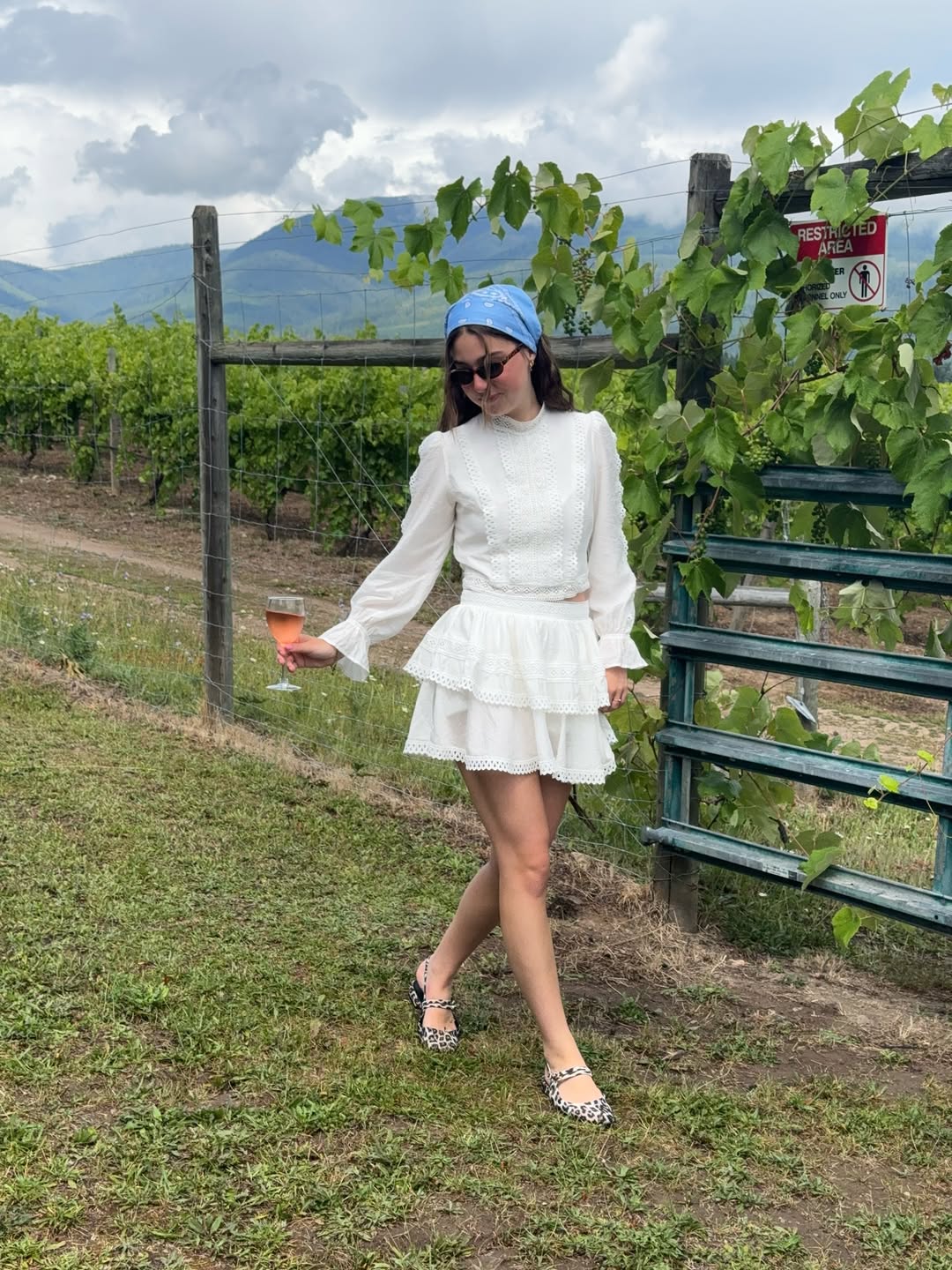 How to Dress for a Vineyard in the Fall: 23+ Fall Winery Outfit Ideas ...