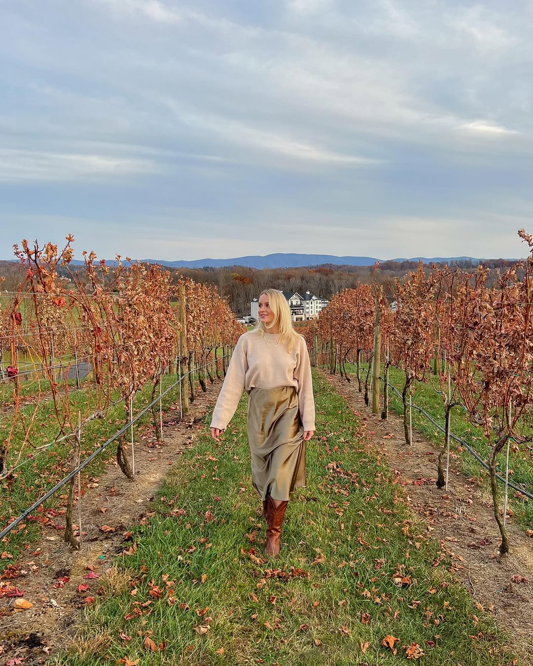 How to Dress for a Vineyard in the Fall: 23+ Fall Winery Outfit Ideas ...